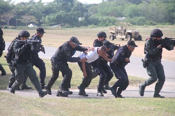 ผบ.ตร.ประดับเครื่องหมายโดดร่มรุ่นพิเศษ - COP'S Magazine