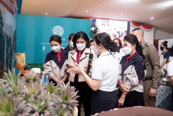 นายกสมาคมแม่บ้านตำรวจเยี่ยมชมผลิตภณฑ์แม่บ้านตำรวจภูธรภาค 5 Cops Magazine