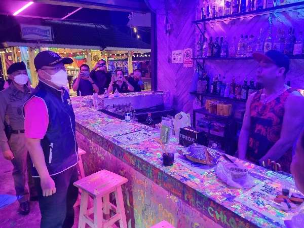 ตำรวจ ปคม ลุยตรวจสถานบันเทิงเมืองเชียงใหม่ป้องปรามเด็กโดนล่อลวง Cops