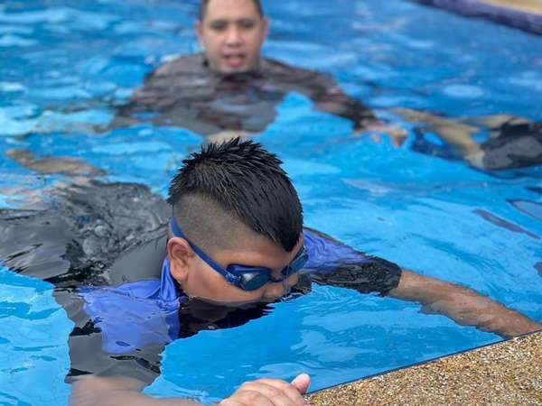 ตำรวจน้ำจัดโครงการสอนน้องว่ายน้ำหวังลดความสูญเสียช่วงปิดเทอม Cops